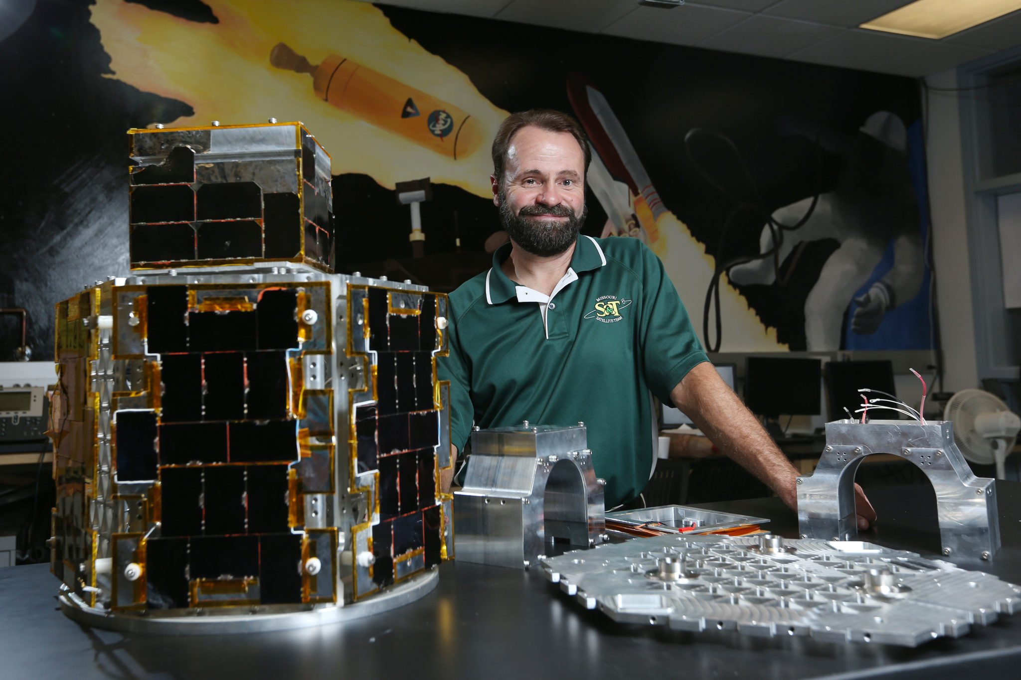 Missouri S&T – News and Events – Pernicka develops microsatellite for ...